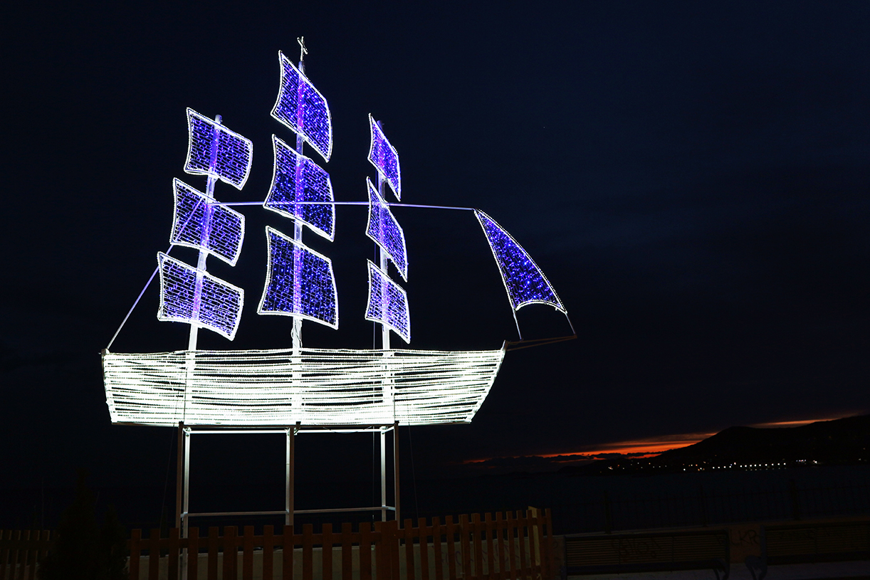 Γιατί οι Έλληνες στολίζουμε καράβι τα Χριστούγεννα; | Loutraki 365