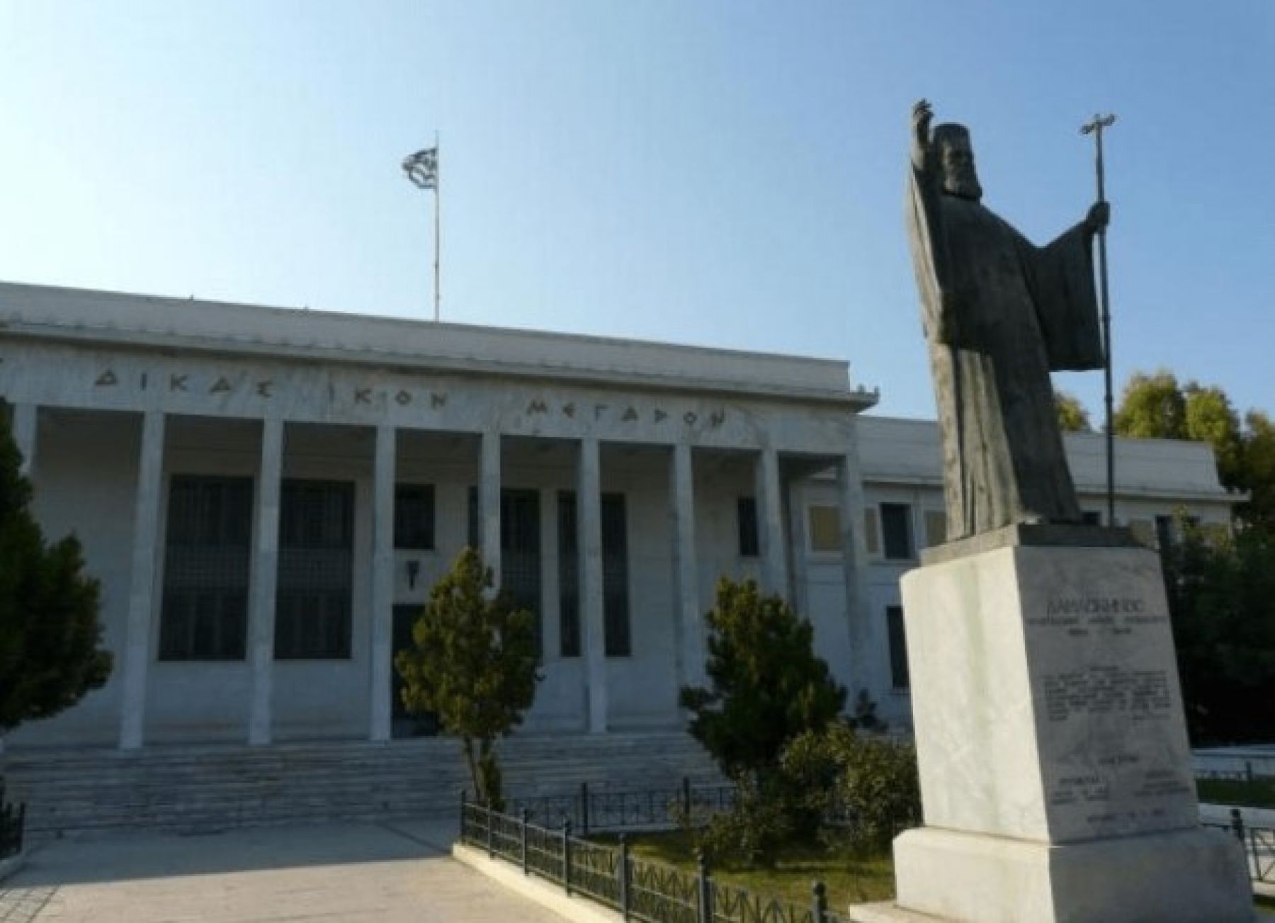 ΣΟΚ στα δικαστήρια Κορίνθου: Πέθανε άνδρας μπροστά στα μάτια δεκάδων ...