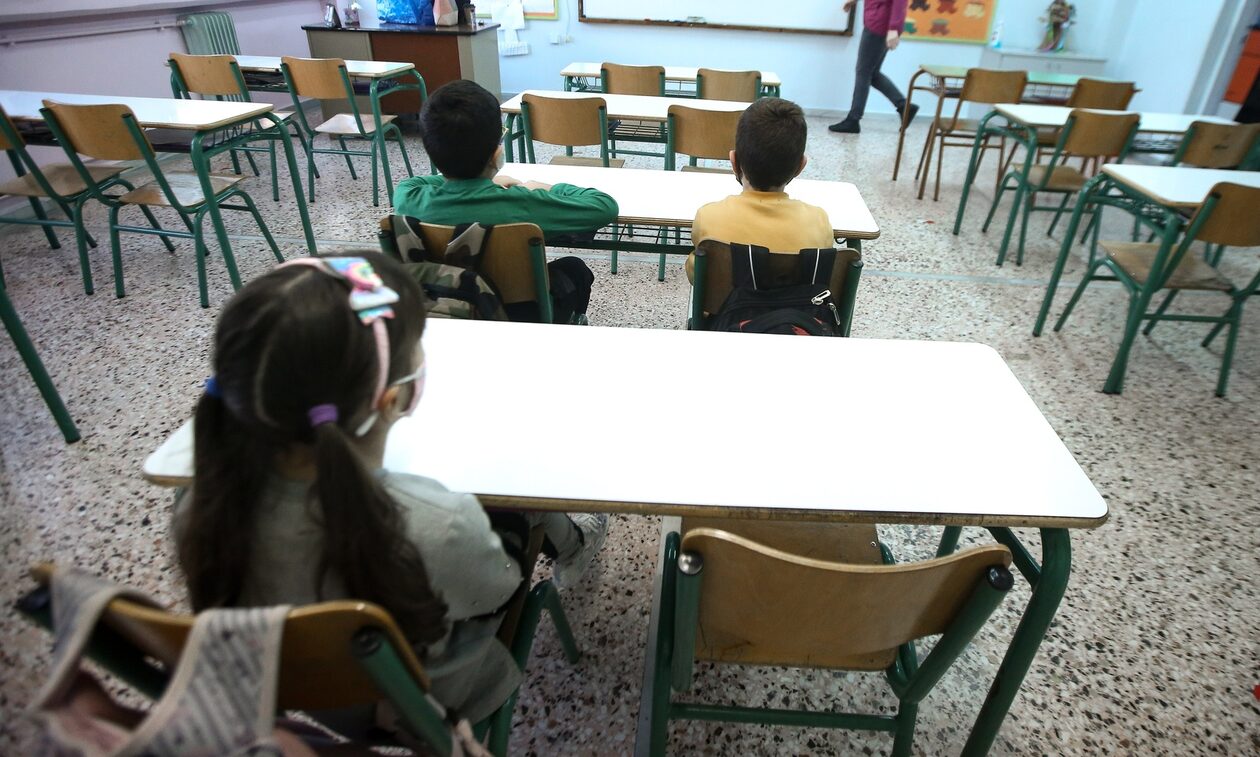Απίστευτη καταγγελία: Δασκάλα έβαλε ταινία με ερωτικές περιπτύξεις ...