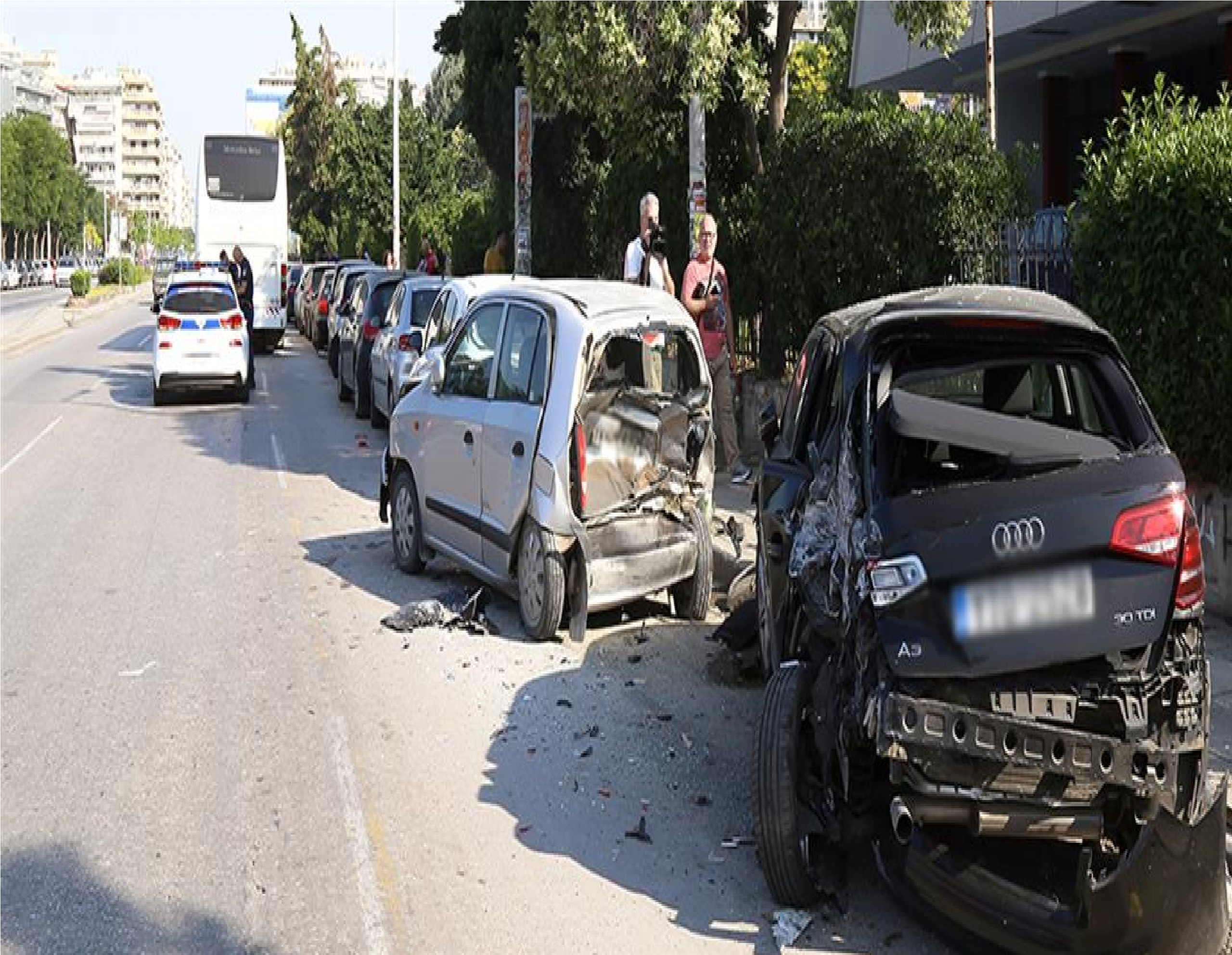 Θεσσαλονίκη: Τουριστικό λεωφορείο πήρε “παραμάζωμα” σταθμευμένα ...