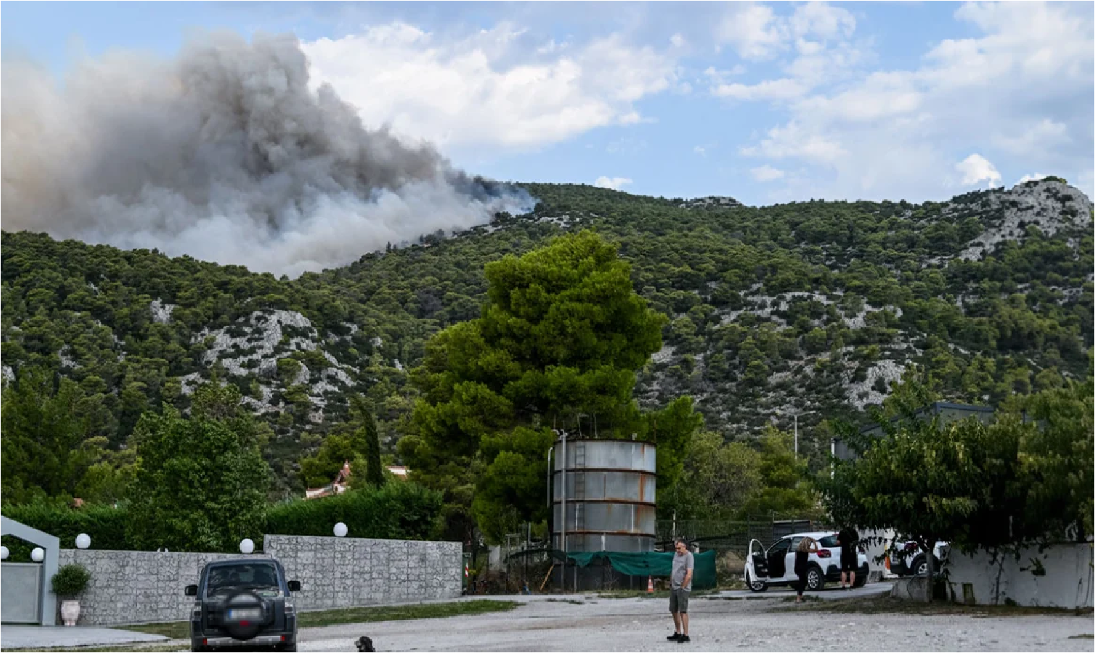 Φωτιά στην Πάρνηθα: Εκκενώνεται το Καζίνο | Loutraki 365