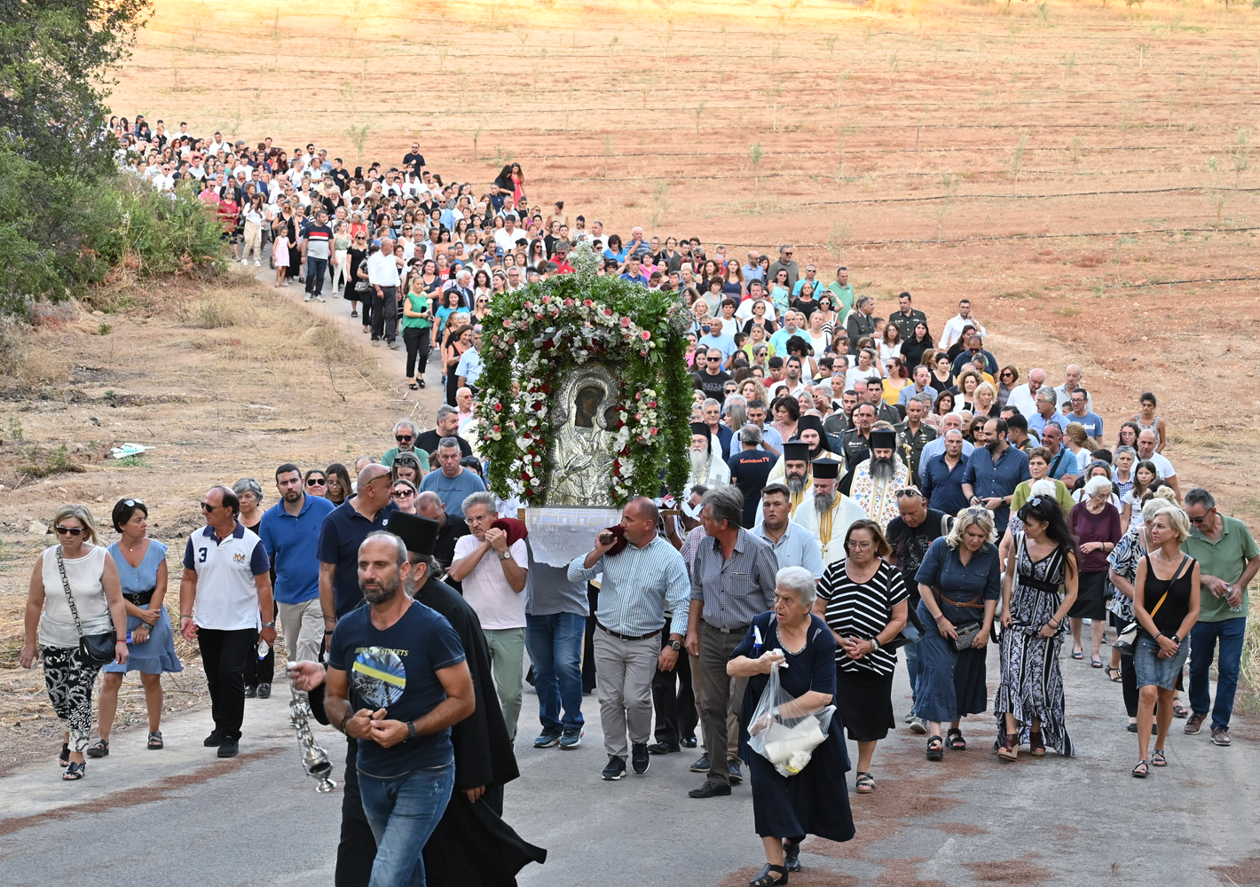 Μεγάλη η χάρη Της! Λαοθάλασσα πιστών στην Ιερά Μονή Παναγίας ...