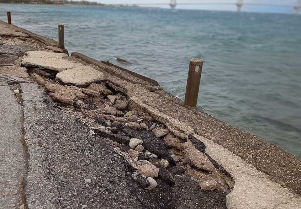 Στη Βουλή το θέμα της διάβρωσης των ακτών στο Δήμο Ξυλοκάστρου ...