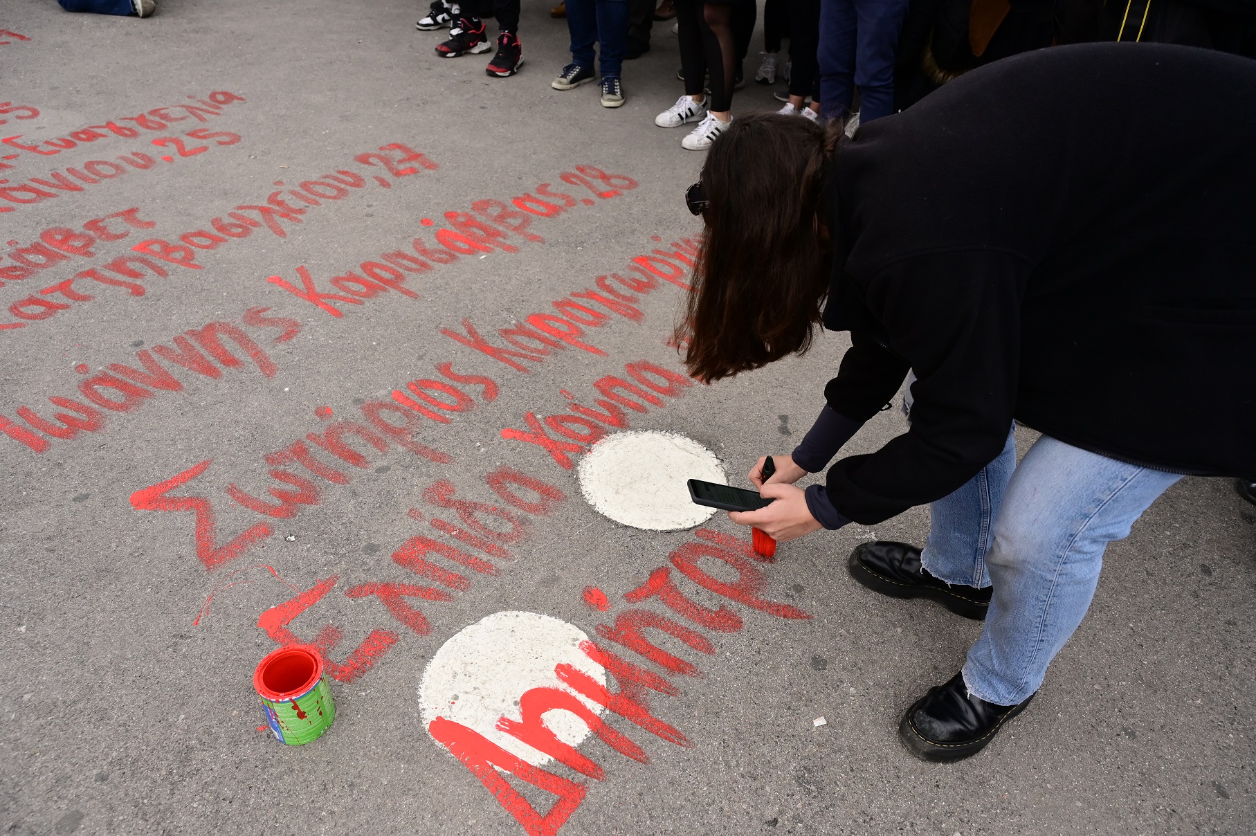 Έγραψαν τα ονόματα των θυμάτων των Τεμπών μπροστά από το μνημείο του ...