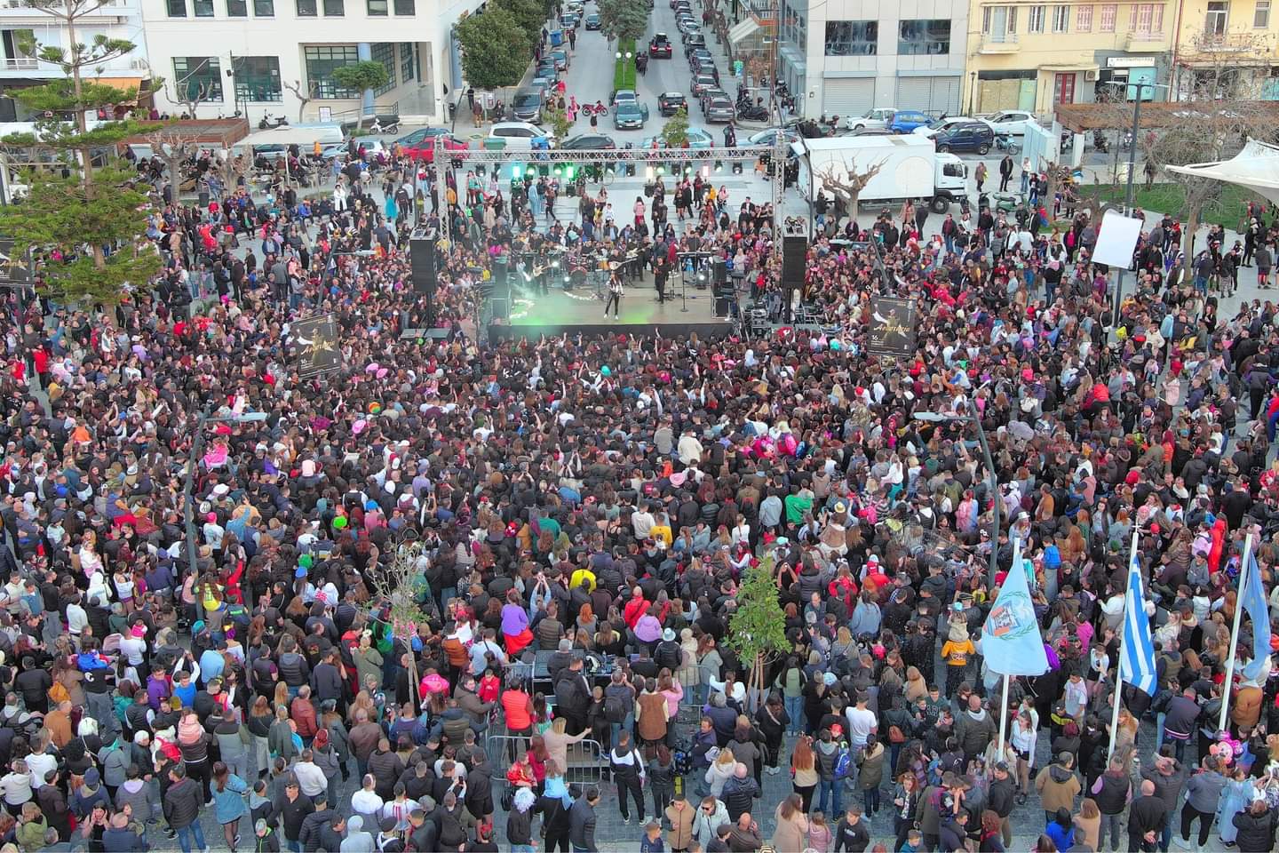 Με μεγάλη επιτυχία και συμμετοχή πραγματοποιήθηκε το καρναβάλι της ...