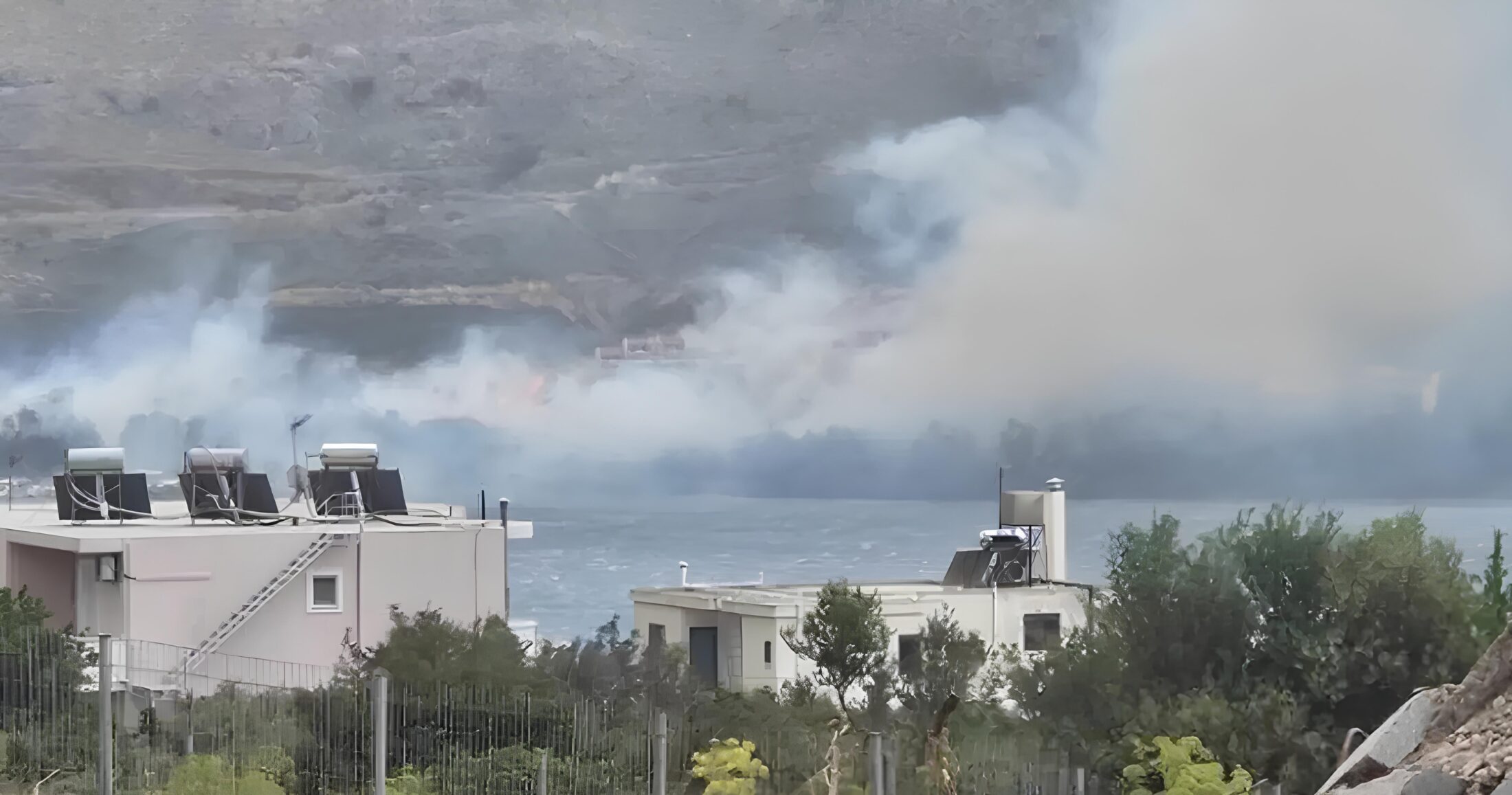 Χανιά: Μεγάλη φωτιά κοντά στον Ναύσταθμο. Εκκενώνονται σπίτια ...