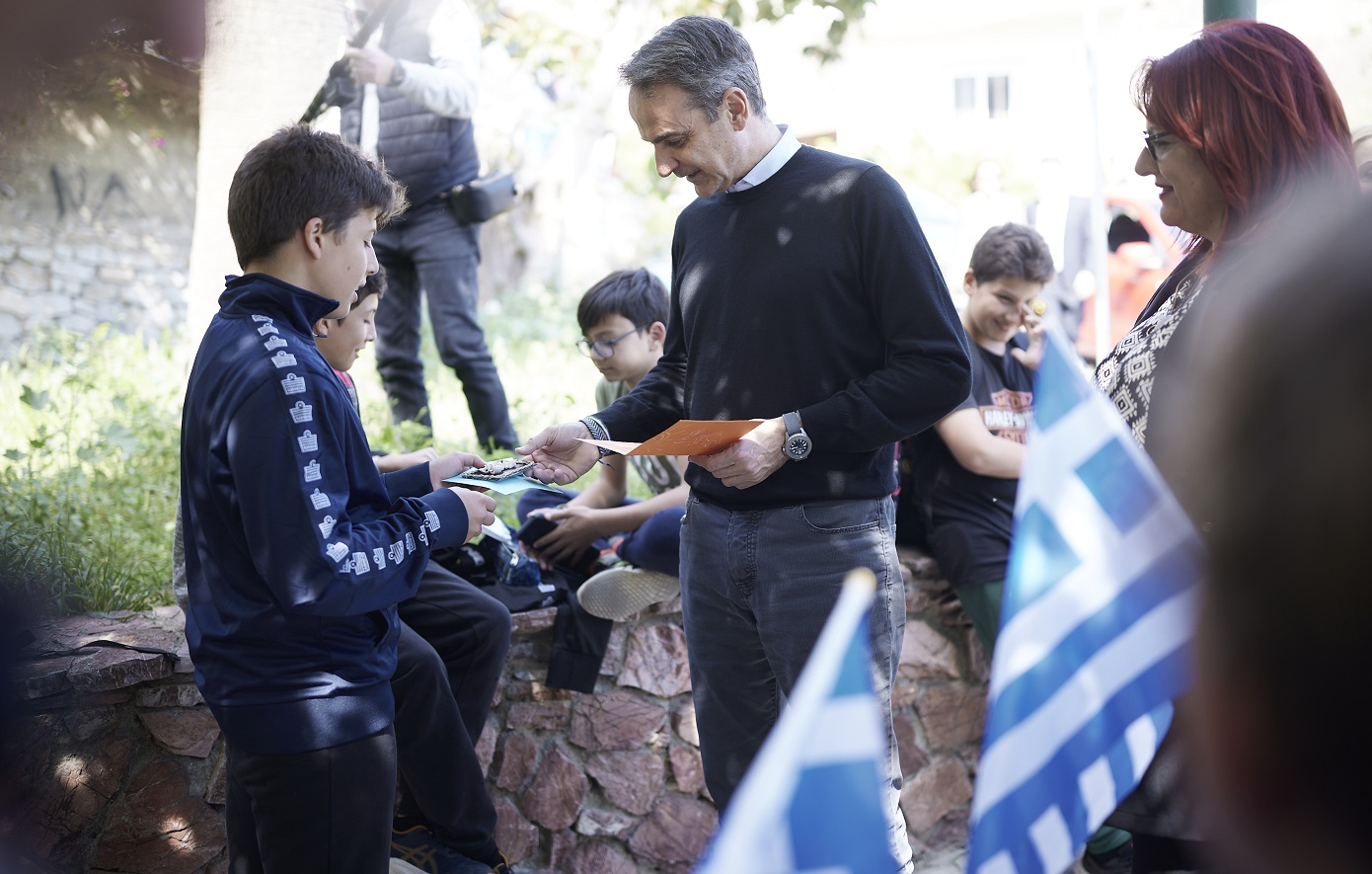 Διαβάζει τις δημοσκοπήσεις και εστιάζει σε μια ατζέντα καθημερινότητας ...