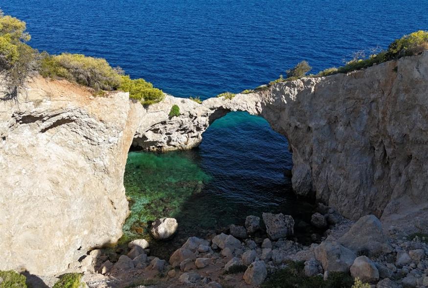 Μια υπέροχη κρυμμένη παραλία που βρίσκεται δυο ώρες από την Αθήνα ...