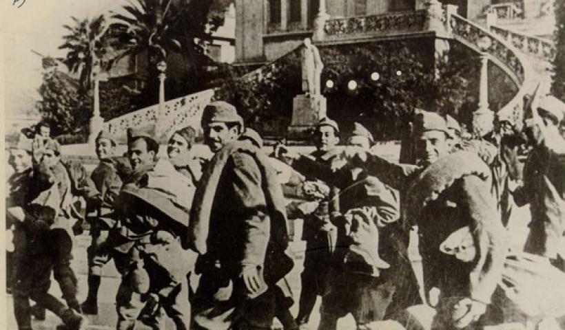 Μια 9χρονη έθαψε το 1940 έξι Ελληνες στρατιώτες στην αυλή του σπιτιού ...